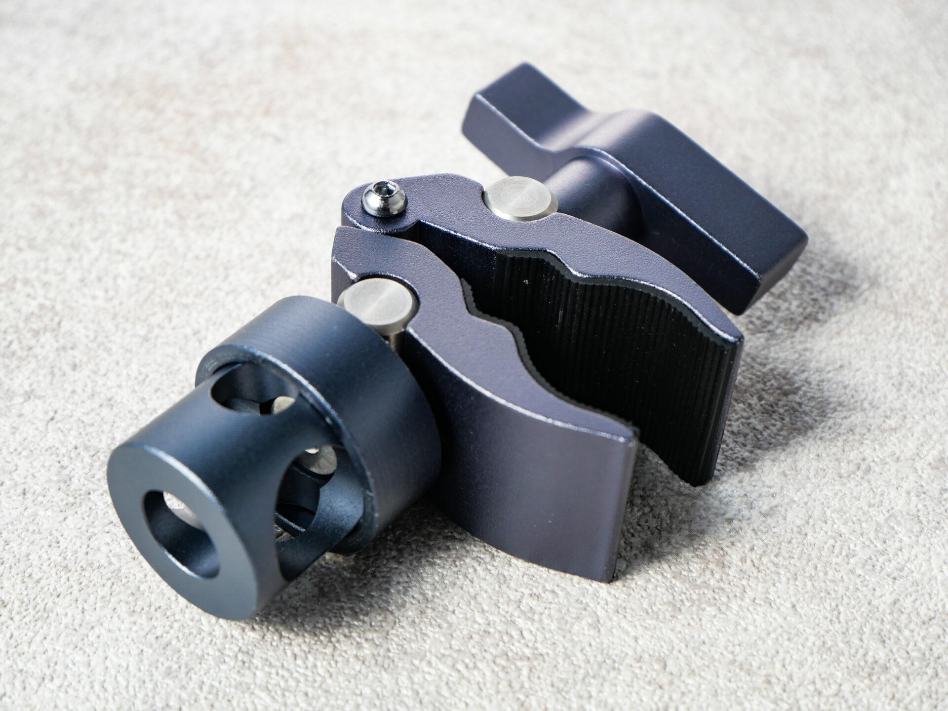 小さくて軽い、しっかり止まる。ロッド、ポール、スピゴットを組み合わせて使うときに便利なパイソンクランプ。 | かんたんライティング