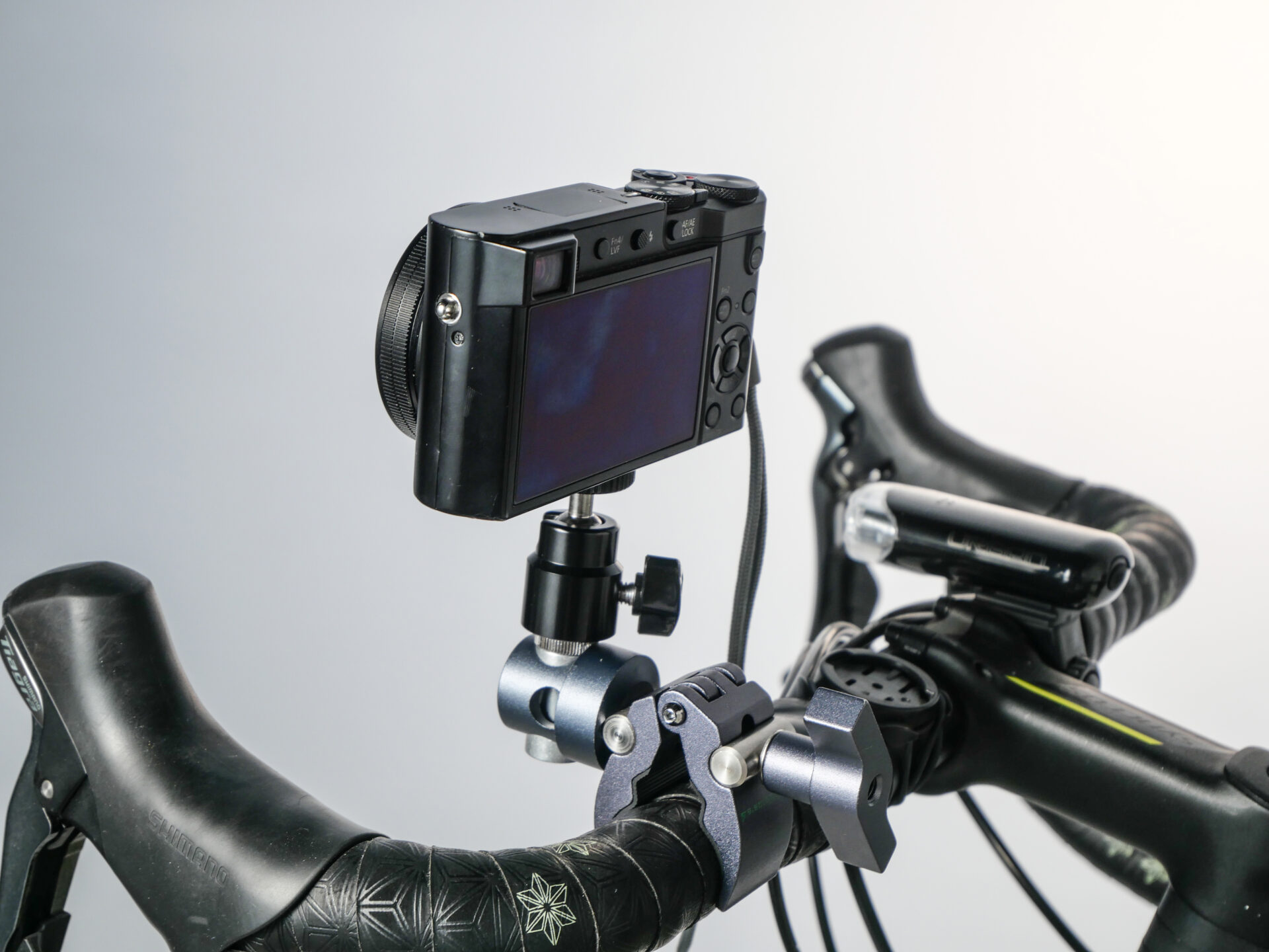 小さくて軽い、しっかり止まる。ロッド、ポール、スピゴットを組み合わせて使うときに便利なパイソンクランプ。 | かんたんライティング